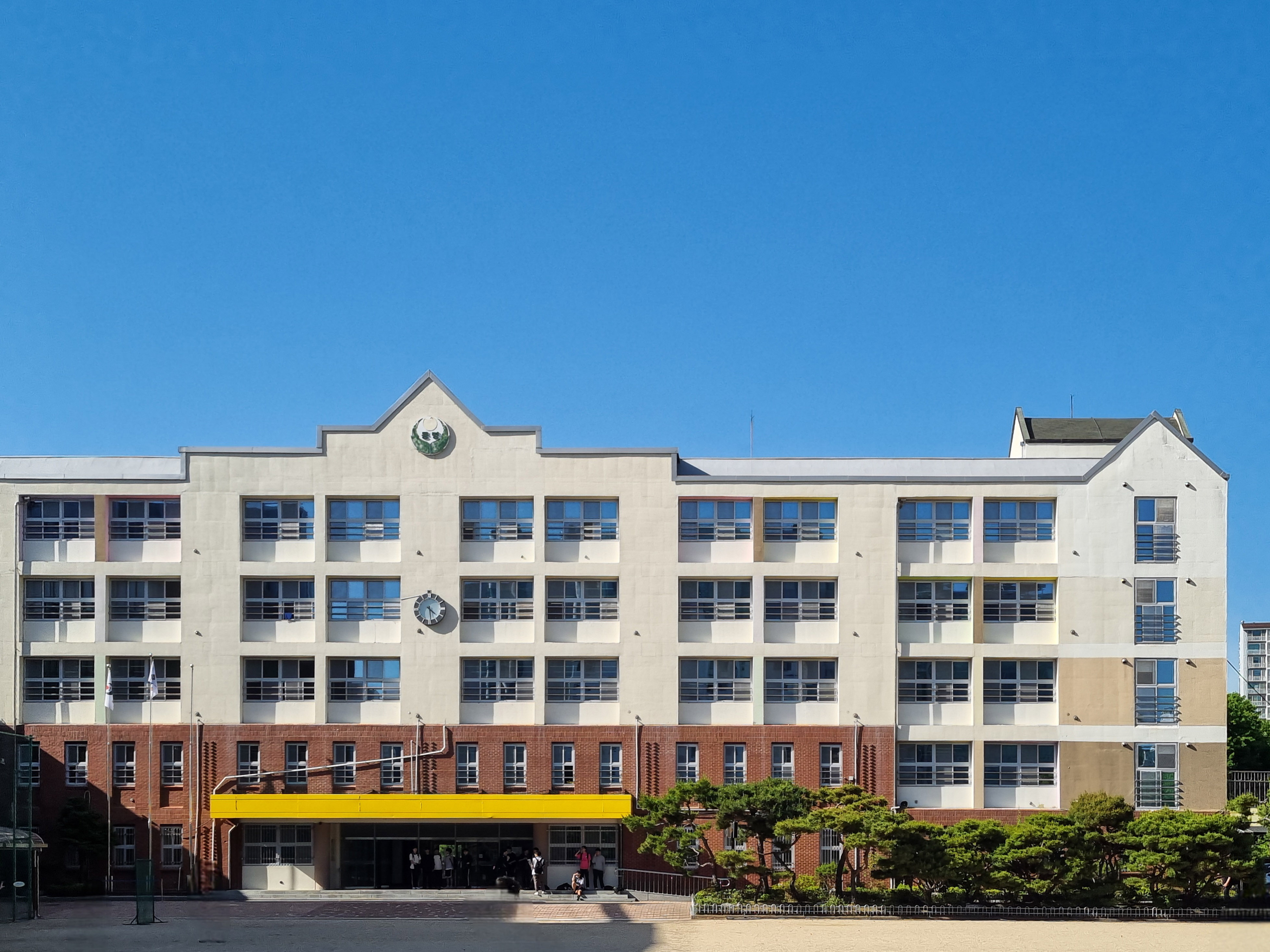 KCC글라스, 초고단열 더블로이유리 ‘컬리넌 MZT152’ 앞세워 학교 및 관공서 공급 확대 KCC WORLD 웹진